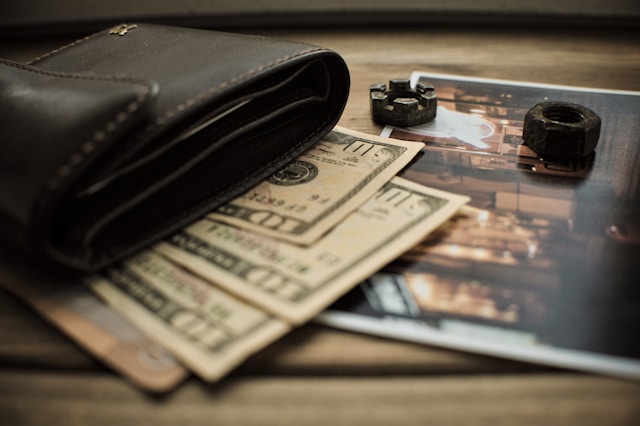 Stop Doing These 7 Financial Habits To Save Money - The Ideal Myth
